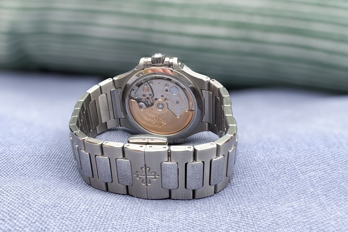 Patek 7118 Review: A Week With a Ladies' Patek Philippe Nautilus
